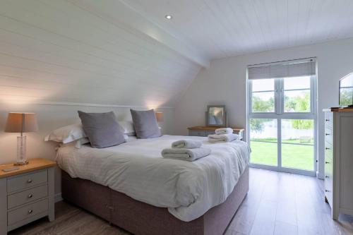 Isis Lakes 55, Lakeside Lodge - P, South Cerney (updated prices 2024)