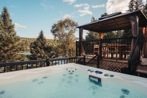 Magnifique chalet au bord du lac avec Spa, Saint-Alexis-des-Monts ...