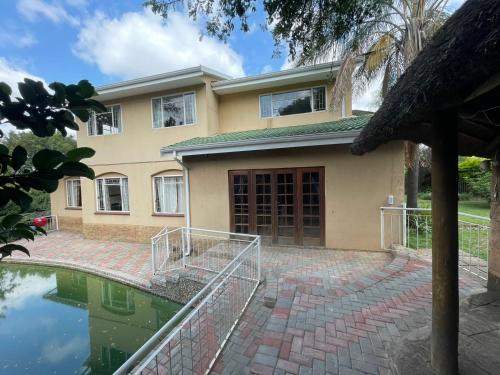 Rooms in a guest-only home behind Menlyn Maine, Pretoria (updated ...