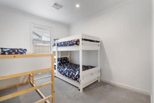 Hindmarsh Island Marina Lifestyle - BYO Linen, Hindmarsh Island ...