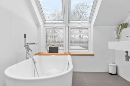 Villa Atlantis- Luxury Beach Family Retreat in Sussex sleeps 11, Yapton ...