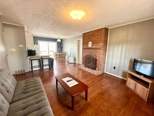 Cottage 15- Lees Ford Marina, Nancy (updated prices 2024)