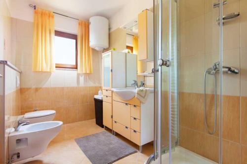 Villa Zora, beautiful modern villa in a village near the sea, Trget ...