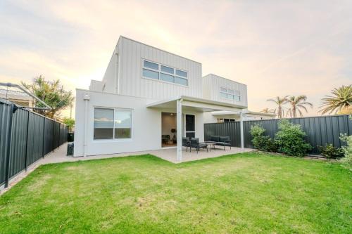 Ocean Pearl, Entire Home on the Esplanade, Port Noarlunga South ...