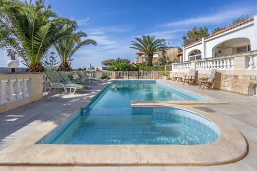 Azure Dream: Lux 4-Bed Villa with Pool, Sea View & Garage, Mellieħa ...