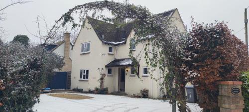 Relax and unwind at Windrush Lodge, Lydiard Millicent (updated prices 2024)