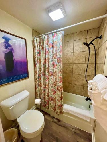 Lake view queen Guest Room with two queens, sleeper sofa and deck ...