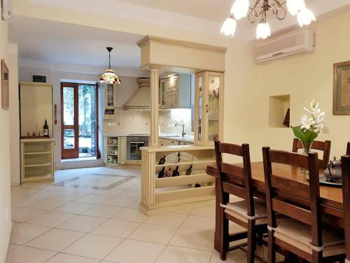 Historic Stone House on the Beachfront, Lepetani (aktualizované ceny na ...