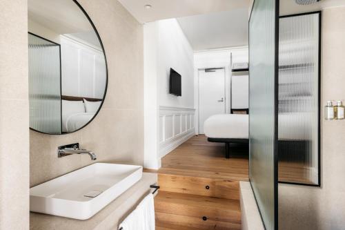 Caesar Hotel, London (updated prices 2024)