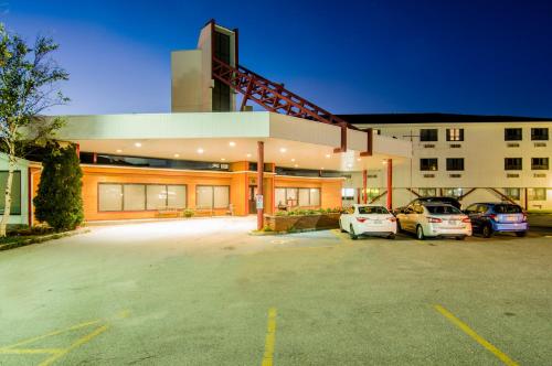 The closest hotels to Gander International Airport (YQX) | Booking.com