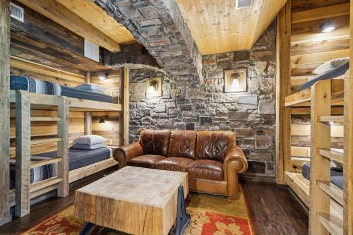 Charming Bunkhouse, Private Porch, Double Shower, Franklin (updated ...