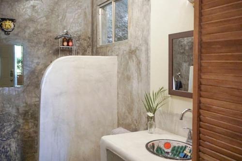 Casa Redonda Casita 1 with SayulitaWifi, location Central, Hammock ...