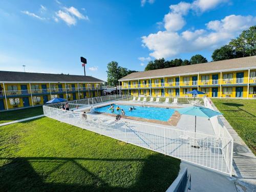 The 10 closest hotels to McKellar-Sipes Regional Airport (MKL), Jackson ...