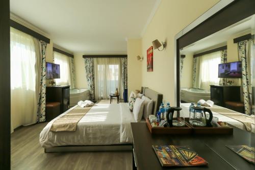 Pyramid Edge Hotel & Exclusive Pyramids View Rooftop, Cairo (updated ...