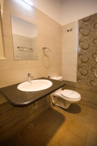 SAARAL RESORTS & HOTELS PVT Ltd, Kuttālam (updated prices 2026)