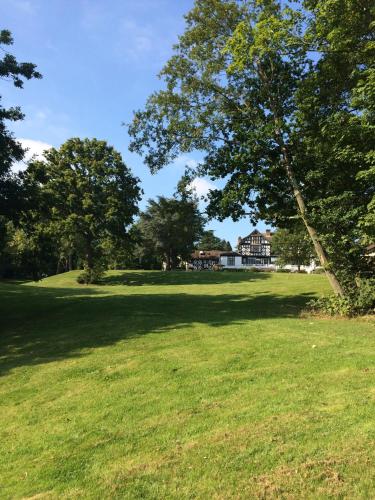 The Manor Elstree, Elstree (updated prices 2025)