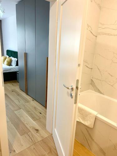 JAD Luxury 3 Rooms & 2 Rooms Apartments Urban Plaza, Braşov (updated ...