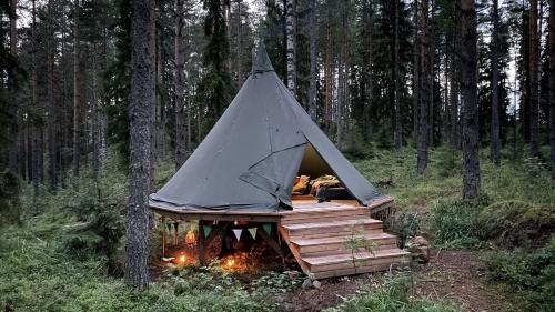 Remote Lakeside Bell Tent with Outdoor Sauna in Finland, Kärkölä ...