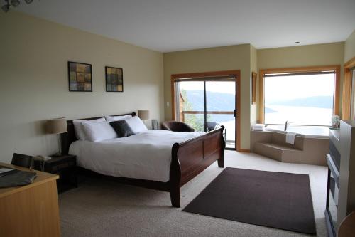 Moon Water Lodge, Malahat