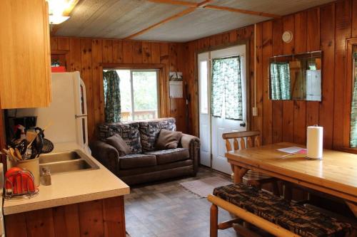 Cabin 7 - Cozy classic cabin on the lake shore with private deck, Deer ...