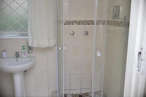 Neat 1 Bed Studio with pool access in Glen Lorne, Harare (preços ...