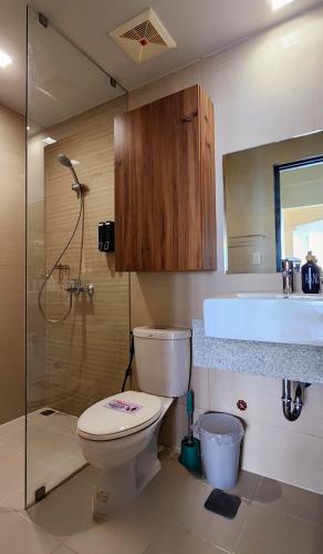 BGC Spacious 1 BR Family Suite Steps Away from Mall with FREE Parking ...