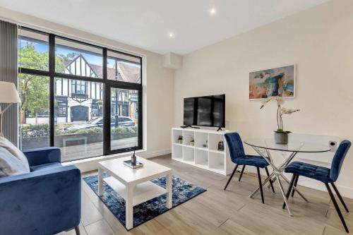 Modern London 2 Bed Long Stays Welcome with Parking - Direct offers for ...
