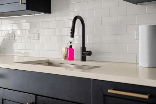 5 Star Building and Location Pool and Gym Midtown, Тампа (обновени цени ...