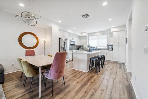NoHo Modern Townhouse with Gorgeous Rooftop, Van Nuys (aktualisierte ...