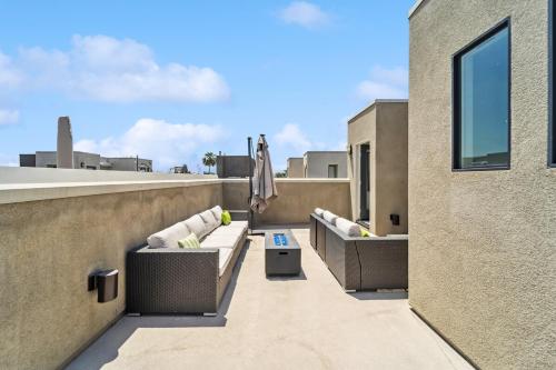 NoHo Modern Townhouse with Gorgeous Rooftop, Van Nuys (precios ...