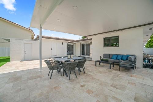 5BR Game Retreat Pool, Mini Golf and Firepit L86, Miami-Dade County ...