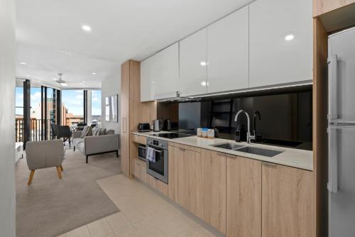 City Center 1BR with Views, Parking and 5 star Rooftop Pool, Brisbane ...