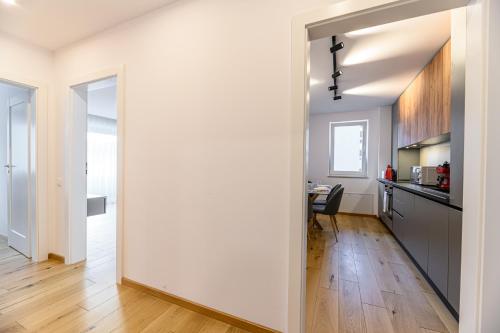 JAD Luxury 3 Rooms & 2 Rooms Apartments Urban Plaza, Braşov (updated ...