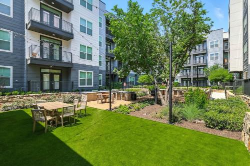 95 Luxury 2B2B Condo DT Fort Worth, Resort Style Pool & Gym, Golf ...