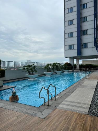 LRT Gilmore Robinsons Magnolia Free Netflix Internet Pool, Manila ...