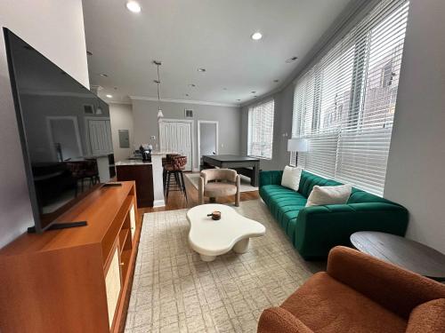 1 Garage Parking Pool Table Up To 1Gb Wifi Speed, Chicago (prezzi ...