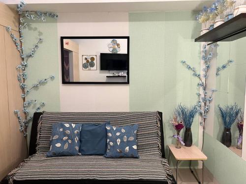Greece Theme Boni MRT Train Edsa 1BR with Netflix Fast Internet Pool ...