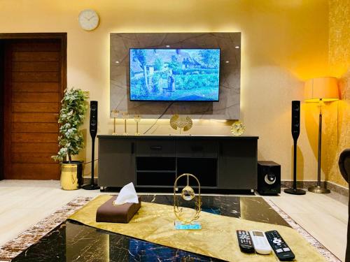 Gold Rush by 2ndHome Equipped with massage chair,‏ רוואלפינדי (מחירים ...