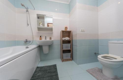 Comfort 3 room Apartment Livoberezhna 10 min to Center Tumaniana 3 ...