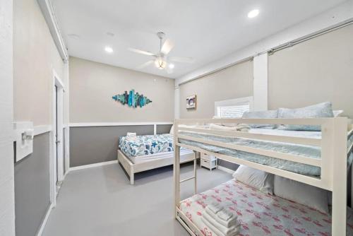 Beach Cottage with Soaking Pool and Outdoor Oasis, Galveston (preços ...