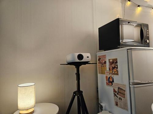 Cozy 100-Inch Projector Setup by the Han River, 서울 (2025년 최신 요금)