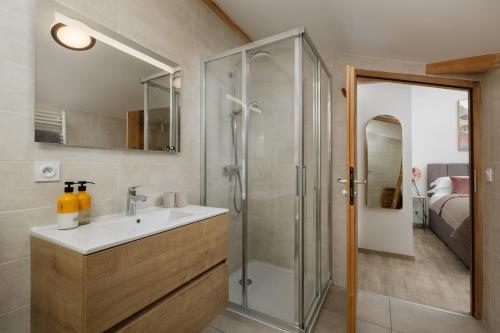 Chalet La Faon - central Morzine, sleeps 9, 모르진 (2025년 최신 요금)