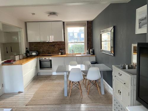 Bright design flat with terrace, great for families, Londra (prezzi ...