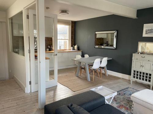 Bright design flat with terrace, great for families, Londra (prezzi ...