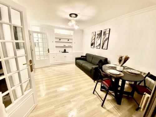 2P renovated apartment, Center, Terrace & Parking, Cannes (prețuri actualizate 2025)
