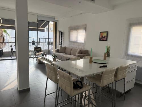 Lovely beachside by Sea U TLV, Tel Aviv (prezzi aggiornati per il 2025)