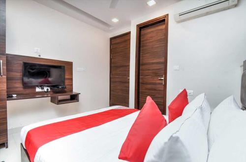 Collection O Uttam Nagar West Metro Station Formerly Vishwas Park ...