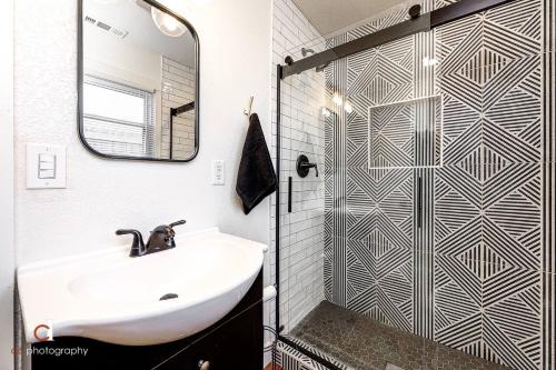 The Main Street Bungalow - Downtown Bentonville, Bentonville (prețuri ...