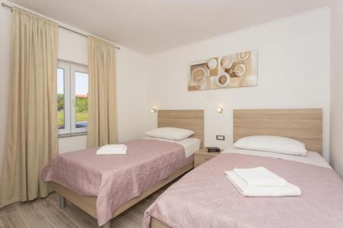 Family friendly house with a swimming pool Vrpolje, Sibenik - 25004 ...
