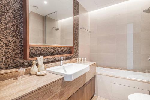 Mahogany - Burj Khalifa View and Central - 4BR 16 PAX, Dubaj ...